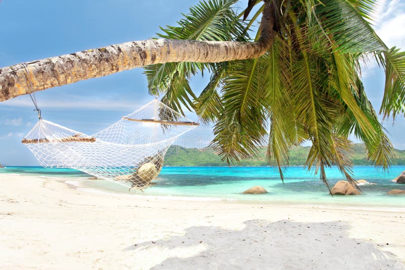 Zonnig Tropisch Strand Op Het Eiland Stock Foto - Image of kust ...