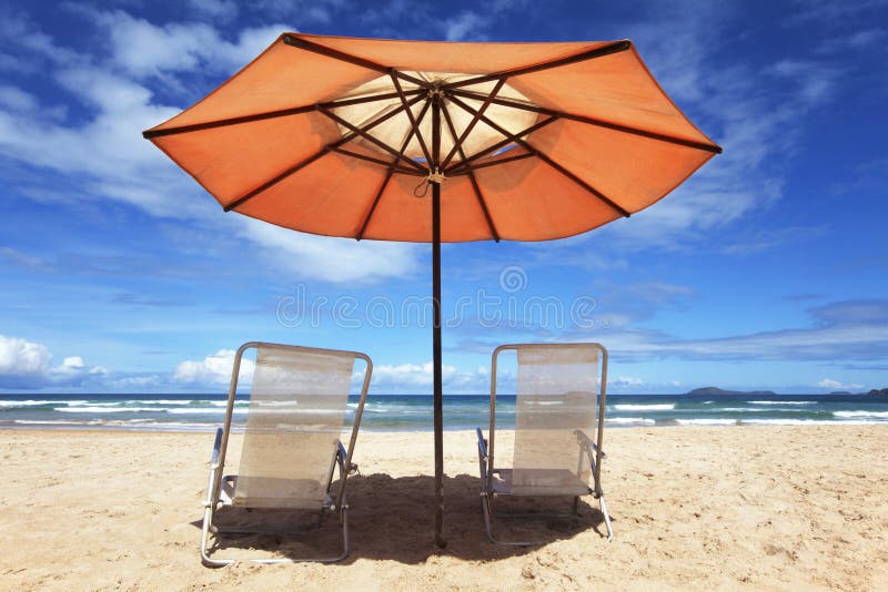 Tropisch Strand Met Parasol Stock Foto - Image of zomer, wolk: 17709740