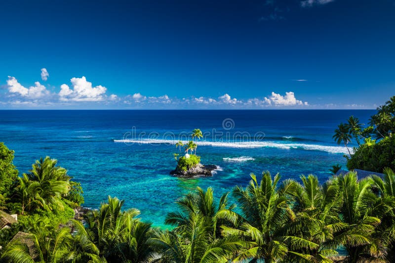 Tropisch Strand Op Samoa Met Palmbomen Op Een Klein Eiland Stock Foto ...