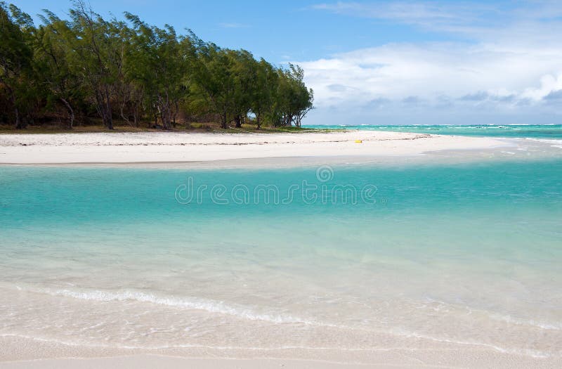 Tropisch Strand in Tropisch Paradijs Stock Afbeelding - Image of ...