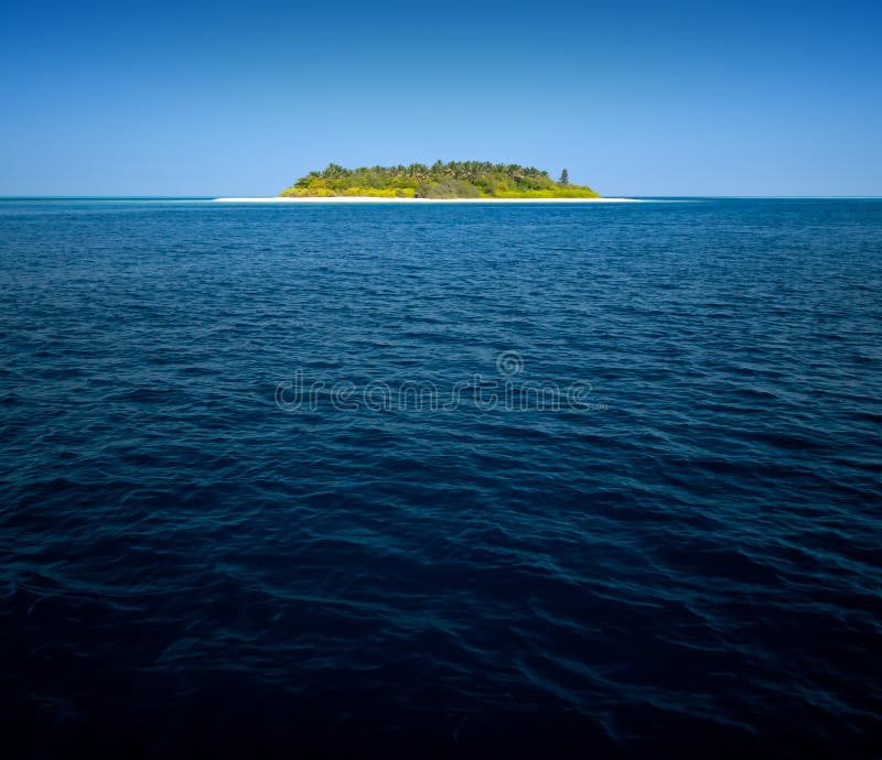 Tropische Insel im Meer stockbild. Bild von ferien, himmel - 14113383