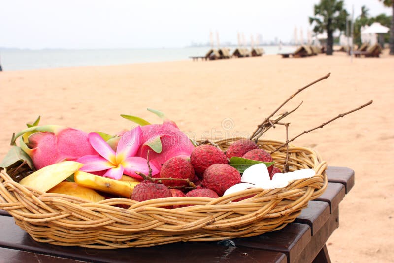 Tropische Vruchten Op Het Strand Stock Afbeelding - Image of gezondheid ...