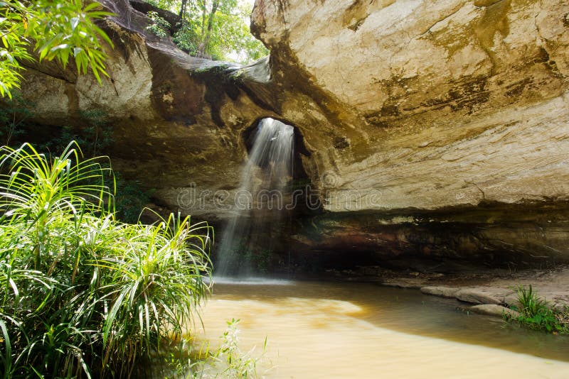 Tropische Waterval stock foto. Image of chan, nave, buiten - 35943510