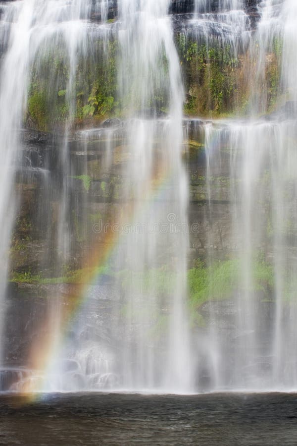 Tropische Waterval Met Regenboog Stock Afbeelding - Image of macht ...