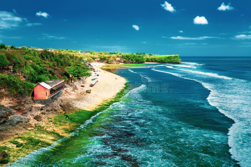 Tropischer Strand in Bali/in Einer Ansicht Einer Klippe in Bali ...