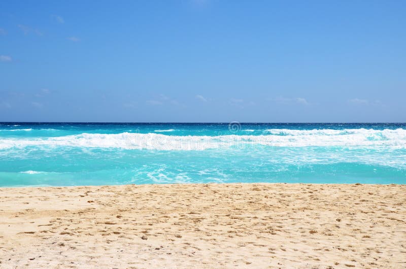 Tropischer Strand Mit Wellen. Stockfoto - Bild von mexiko, landschaft ...
