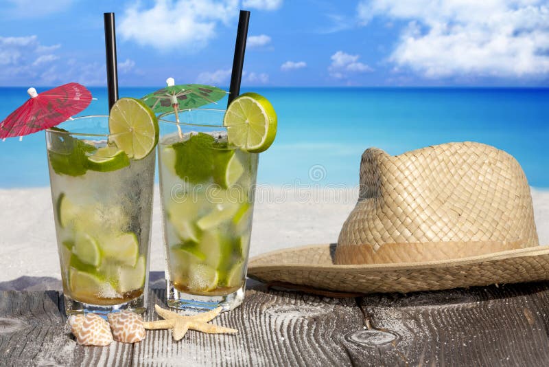 Tropisches Mojito-Cocktail Auf Dem Strand Stockfoto - Bild von schale ...