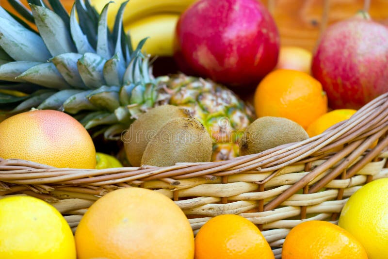 Tropiska nya frukter fotografering för bildbyråer. Bild av blandade ...