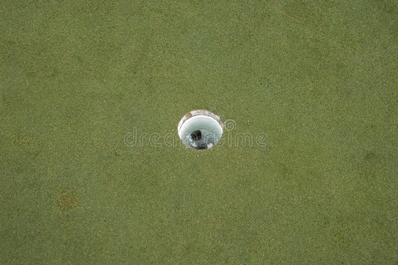 Trou de golf image stock. Image du rond, herbe, golf, gibier - 5911479