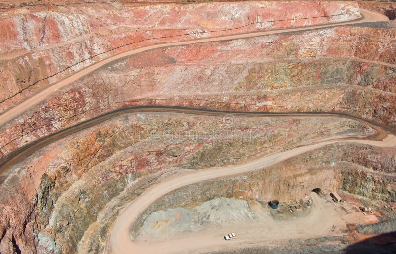 Trou De Mine Profonde Dans Des Strates De Roche Photo stock - Image du ...