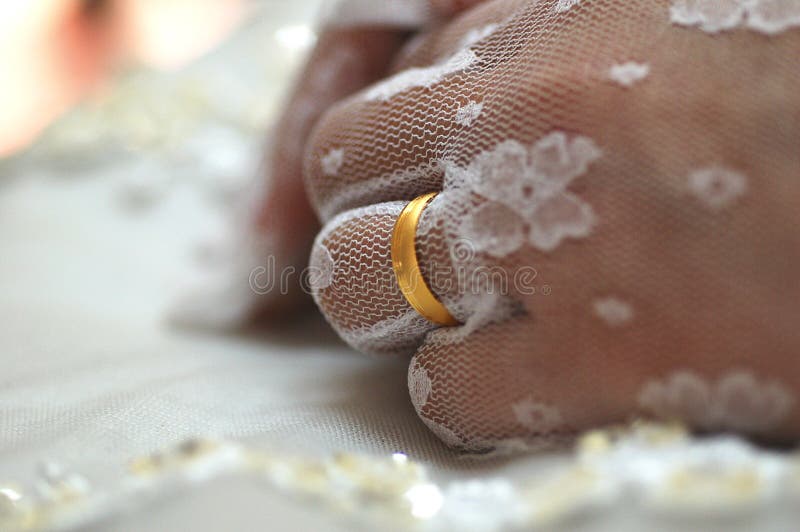 Trouwring op vinger stock afbeelding. Image of ring, luxe - 5704627