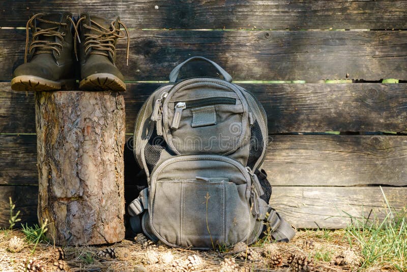 Trouxa E Botas Na Floresta Em Um Fundo De Madeira Imagem de Stock ...
