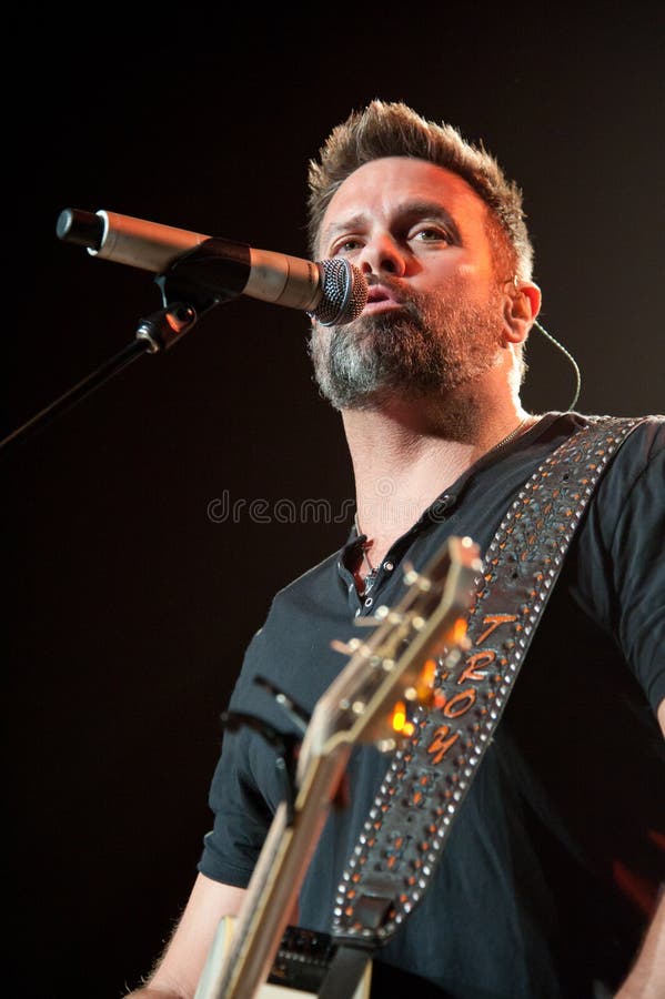 Troy Gentry editorial image. Image of singing, station - 22434900