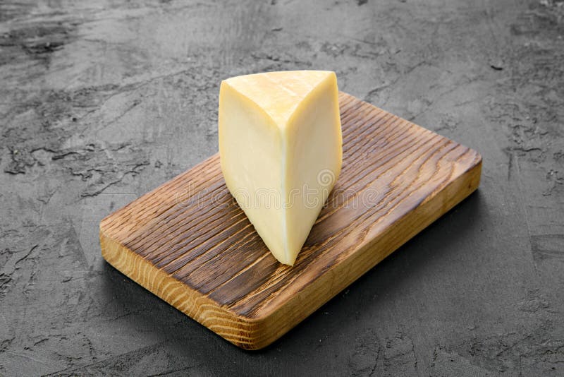 Trozo Triangular De Queso De Cabra En Tablero De Corte De Madera Imagen ...