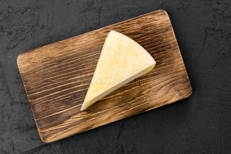 Trozo Triangular De Queso De Cabra En Tablero De Corte De Madera Imagen ...