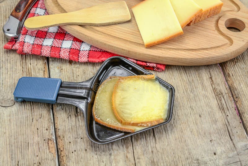 Trozos de queso raclette foto de archivo. Imagen de cocina - 169188896