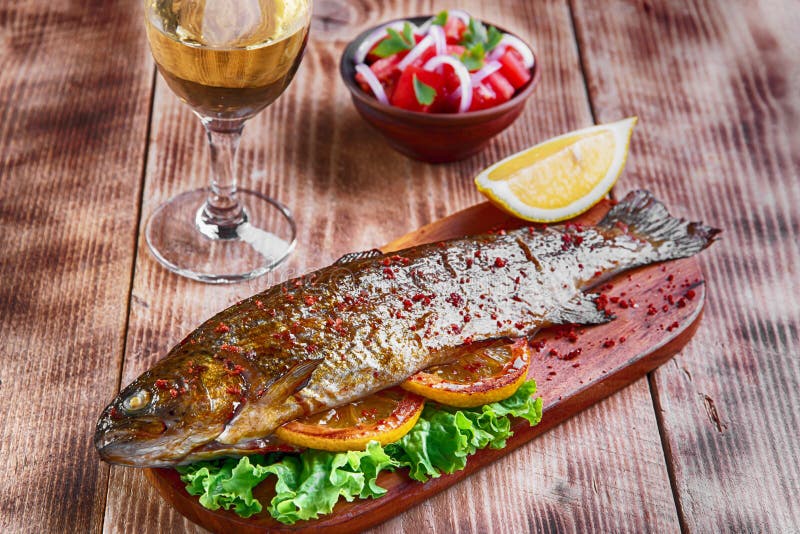 Trucha cruda fresca entera foto de archivo. Imagen de salvaje - 57947254