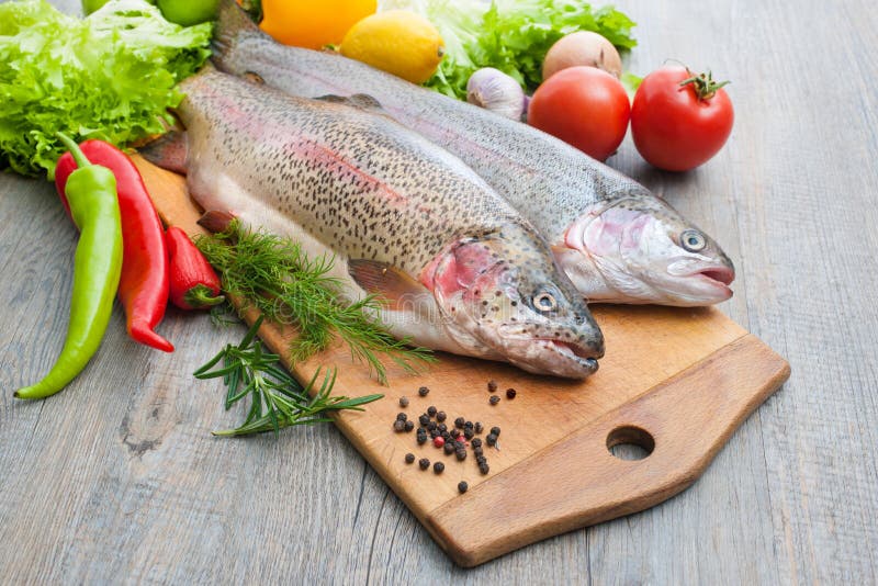 Trucha Fresca E Ingredientes Para Preparar Platos De Pescados En La ...