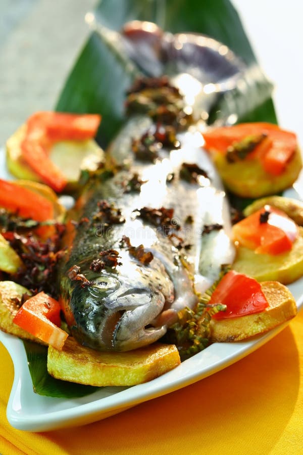 Trucha Cruda Fresca Pez Rojo Sobre Fondo Blanco Liso Imagen de archivo ...