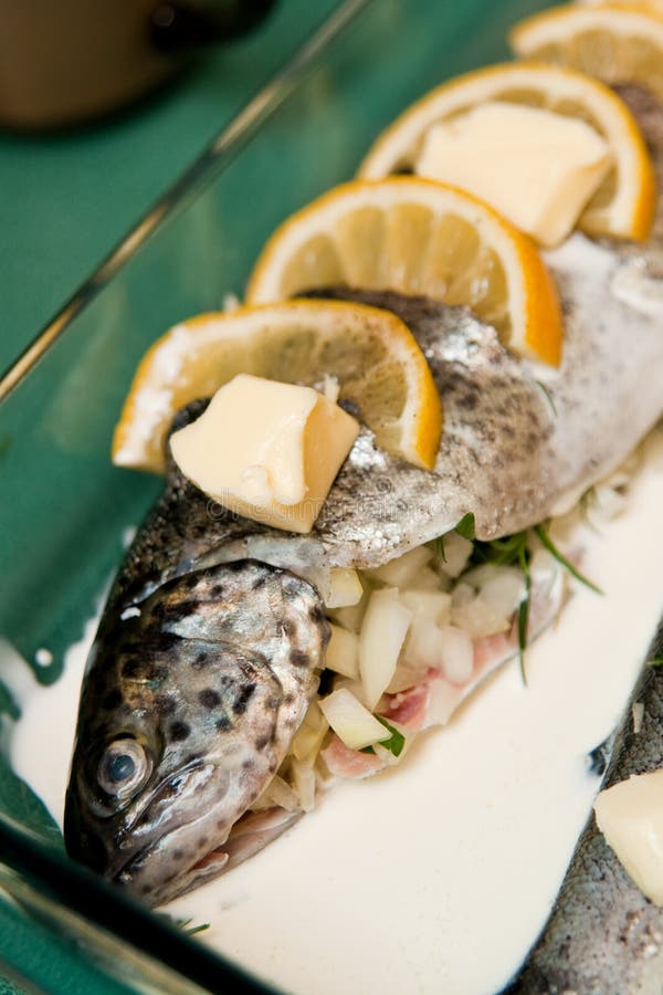 Trucha Rellena Con El Plato Del Limón Imagen de archivo - Imagen de ...