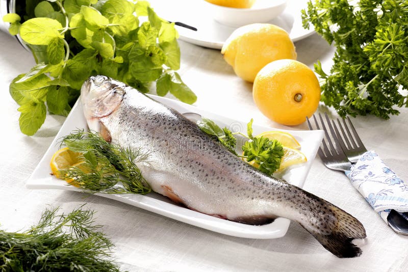 Trucha Entera Con Las Hierbas, Las Especias Y El Condimento Para Los ...