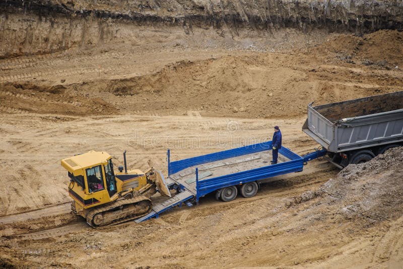 Truck is Moving a Bulldozer Stock Image - Image of earth, duty: 102474839