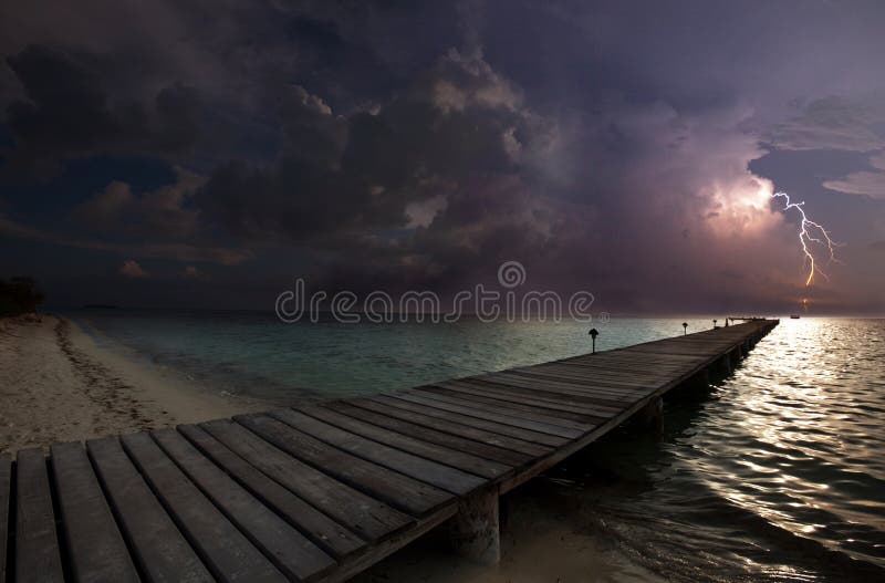 Tempestad De Truenos Con Los Relámpagos Foto de archivo - Imagen de ...