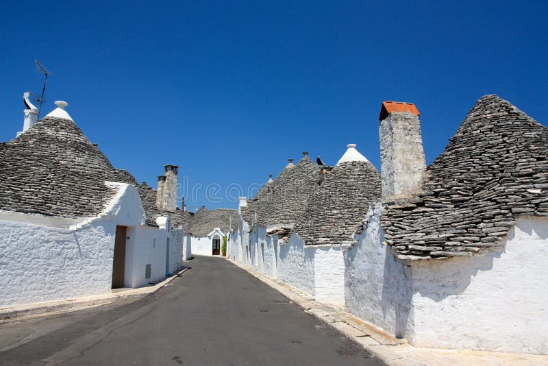 Trulli Von Alberobello, Apulien, Italien Stockfoto - Bild von gefliest ...