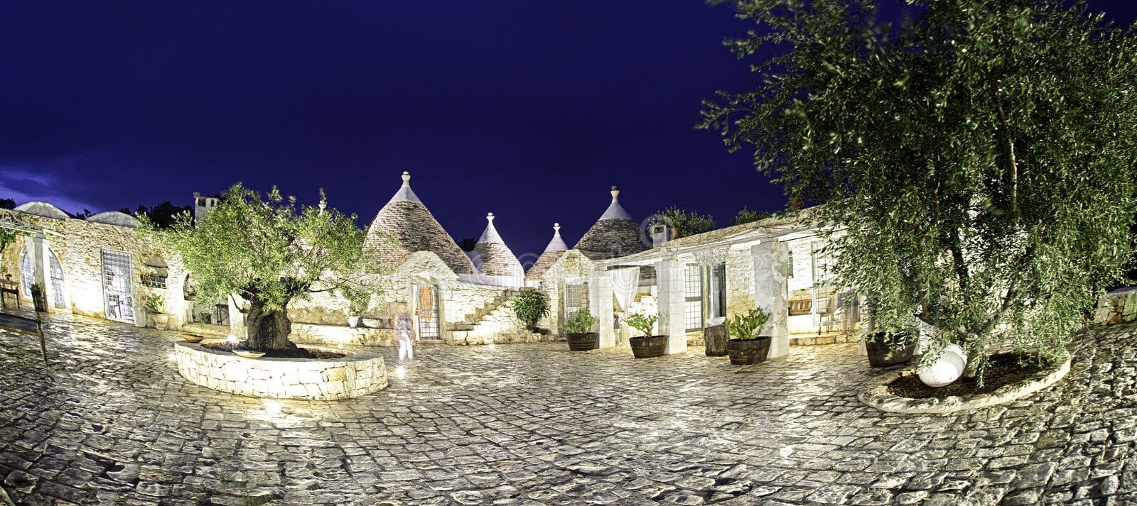 Tourists in Trulli Town of Alberobello, Italy Editorial Photography ...