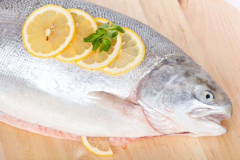 Truta Cheia Na Tabela De Madeira Imagem de Stock - Imagem de fundo ...