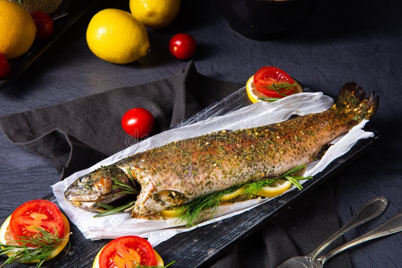 Truta Cozida Com Recheio De Erva E Tomate Imagem de Stock - Imagem de ...