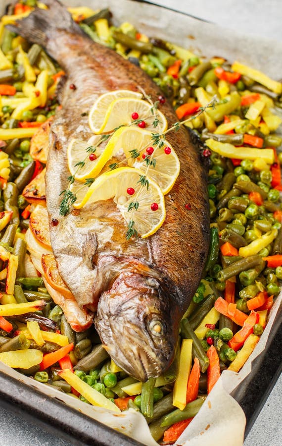 Truta Cozida Dos Peixes Com Vegetais Imagem de Stock - Imagem de ...