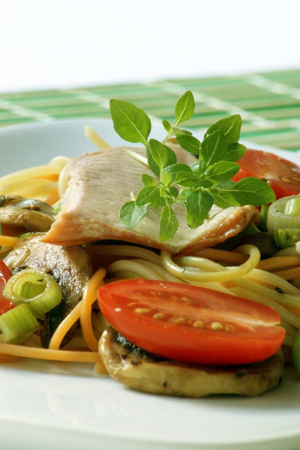 Truta Fumada Com Espaguete E O Vegetal Coloridos Imagem de Stock ...