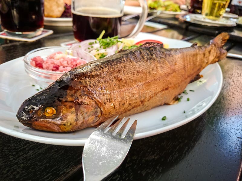 Fatias Fumado Da Faixa Da Truta Como O Fundo Foto de Stock - Imagem de ...