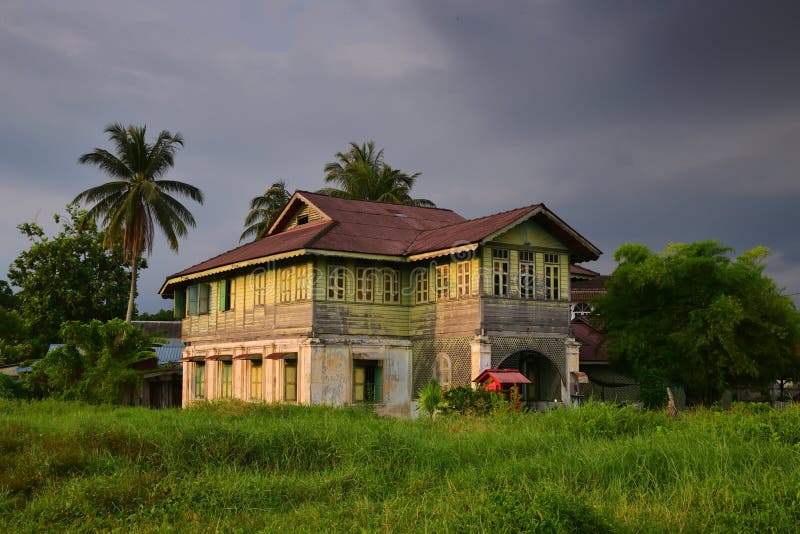 Trähus För Typisk by I South East Asia Med Långt Grönt Gräs Och ... Trähus För Typisk by I South East Asia Med Långt Grönt Gräs Och ...