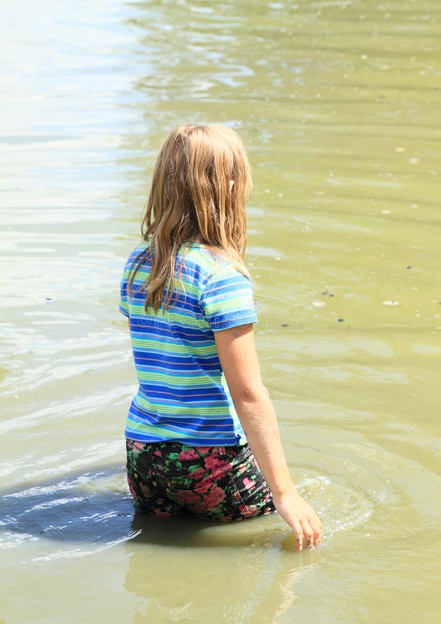 Tränken Des Kleinen Mädchens Naß Im Wasser Stockfoto Bild Von Gehen