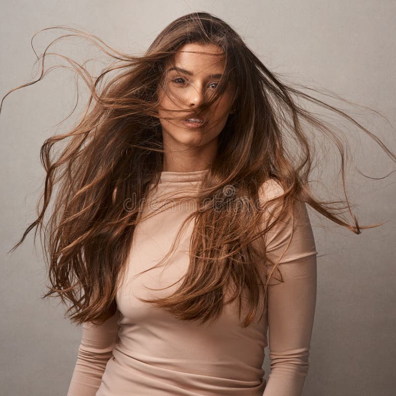 Tu Pelo Es Una Corona Que Nunca Quitas. Retrato De Una Bella Joven ... Tu Pelo Es Una Corona Que Nunca Quitas. Retrato De Una Bella Joven ...