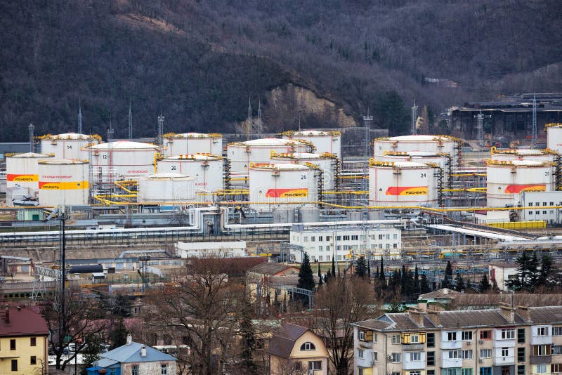 Tuapse-Raffinerie Russland redaktionelles stockfoto. Bild von ...