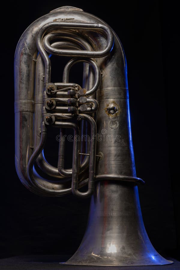 Tuba Antigua Aislada Con Un Camino De Recortes Foto de archivo - Imagen ...