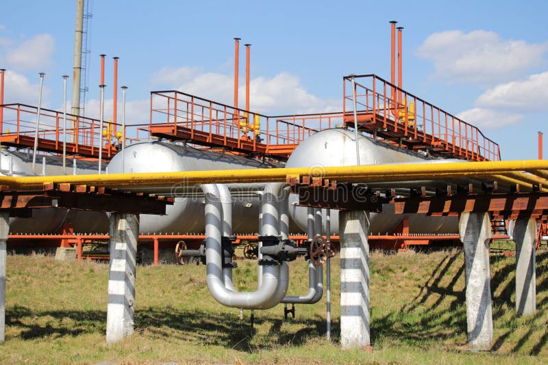 Tubi di gas e serbatoi immagine stock. Immagine di benzina - 39577767