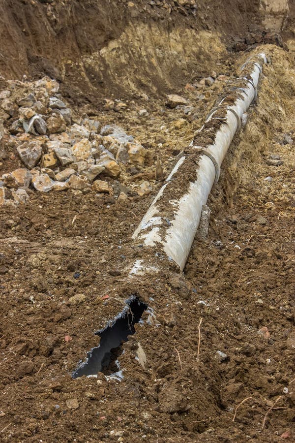 El Tubo Quebrado Del Pvc En Foso Se Escapa El Agua Foto de archivo ...