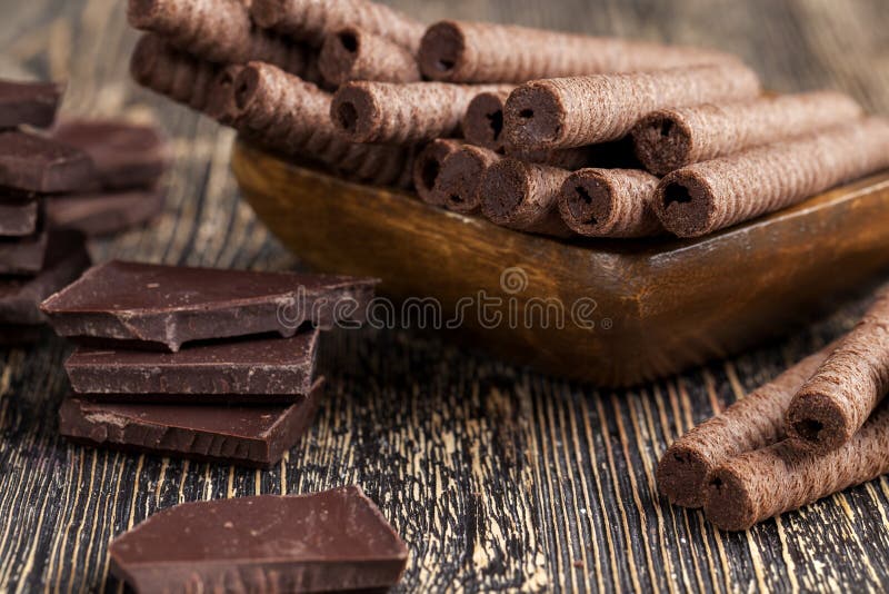 Tubos De Chocolate Rellenos De Chocolate Foto de archivo - Imagen de ...