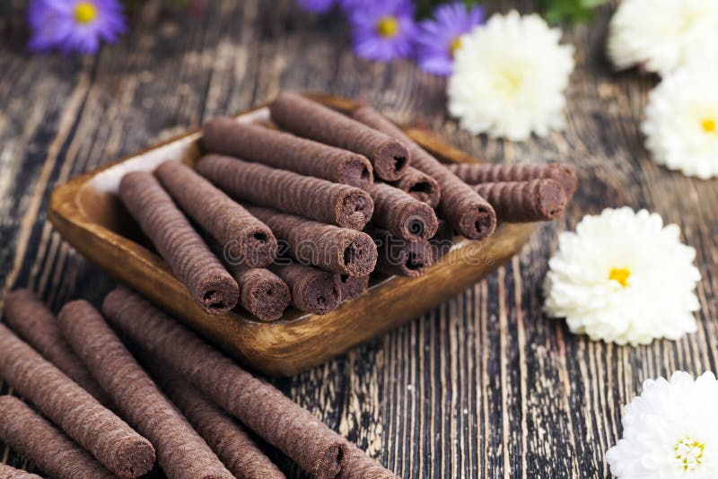 Tubos De Chocolate Rellenos De Chocolate Foto de archivo - Imagen de ...
