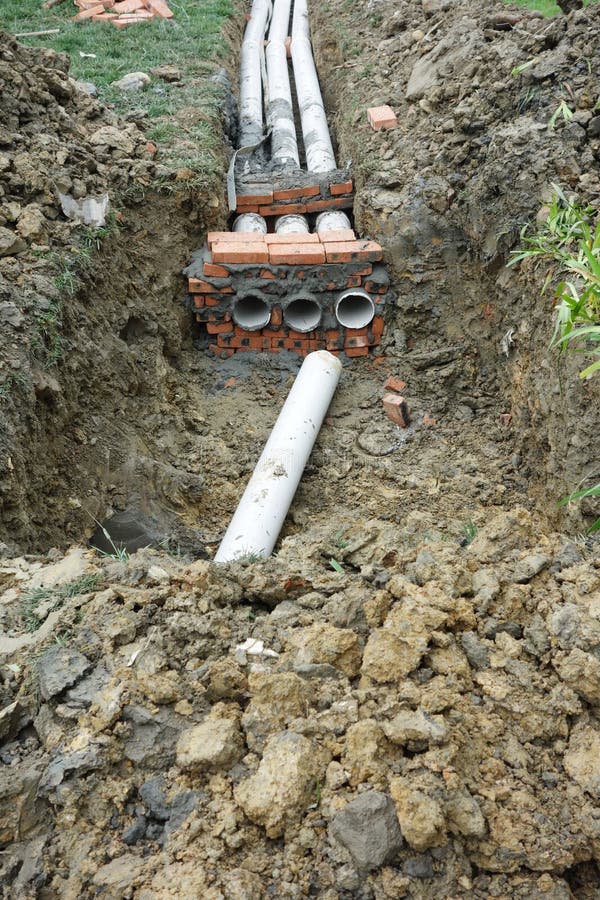 A Tubulação De Dreno Com água De Chuva De Fluxo E A Drenagem Raspam ...
