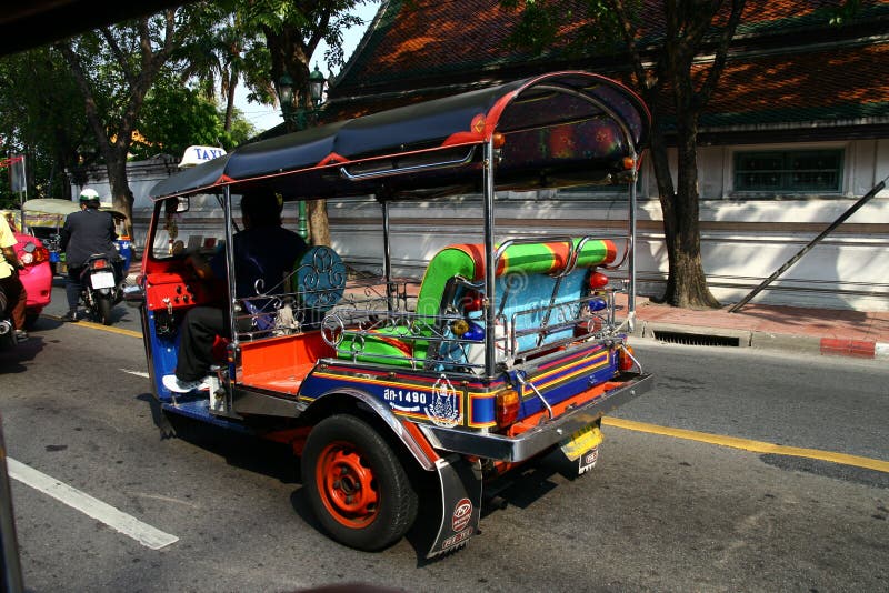 Tuc Tuc in Bangkok redactionele afbeelding. Image of snelheid - 33926300