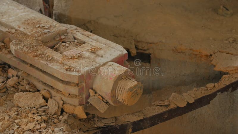 Tuerca grande y perno metrajes. Vídeo de pasillo, pilares - 217880504