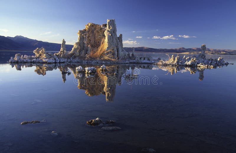 Tufa vormingen in MonoMeer stock foto. Afbeelding bestaande uit park ...