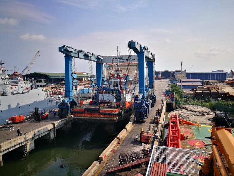 Tug Boat Berthing at Shipyard Editorial Image - Image of lifting, heave ...
