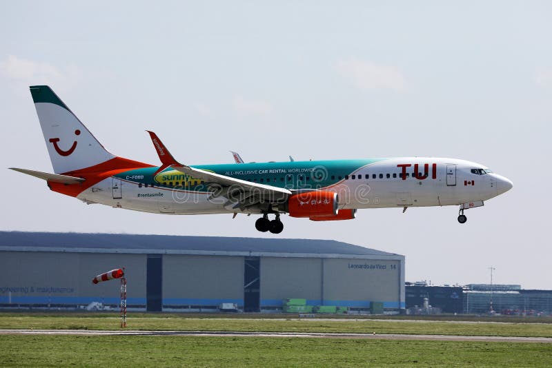 TUI Airways-plan, Sunny Cars Livery Redaktionell Fotografering för ...