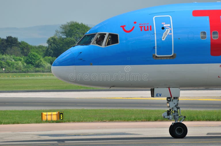 Tui Thomson Boeing 757 Cockpit Editorial Stock Image - Image of flying ...
